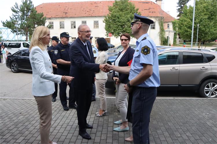 Ministarstvo unutarnjih poslova Republike Hrvatske - Brežice ...